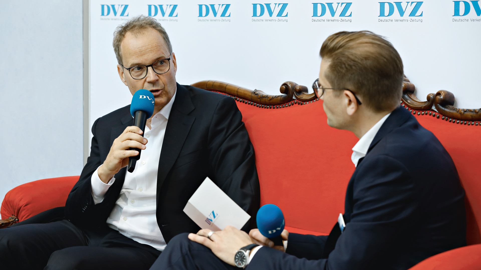 Gut gelaunte Logistikpromis auf dem Roten Sofa - DVZ