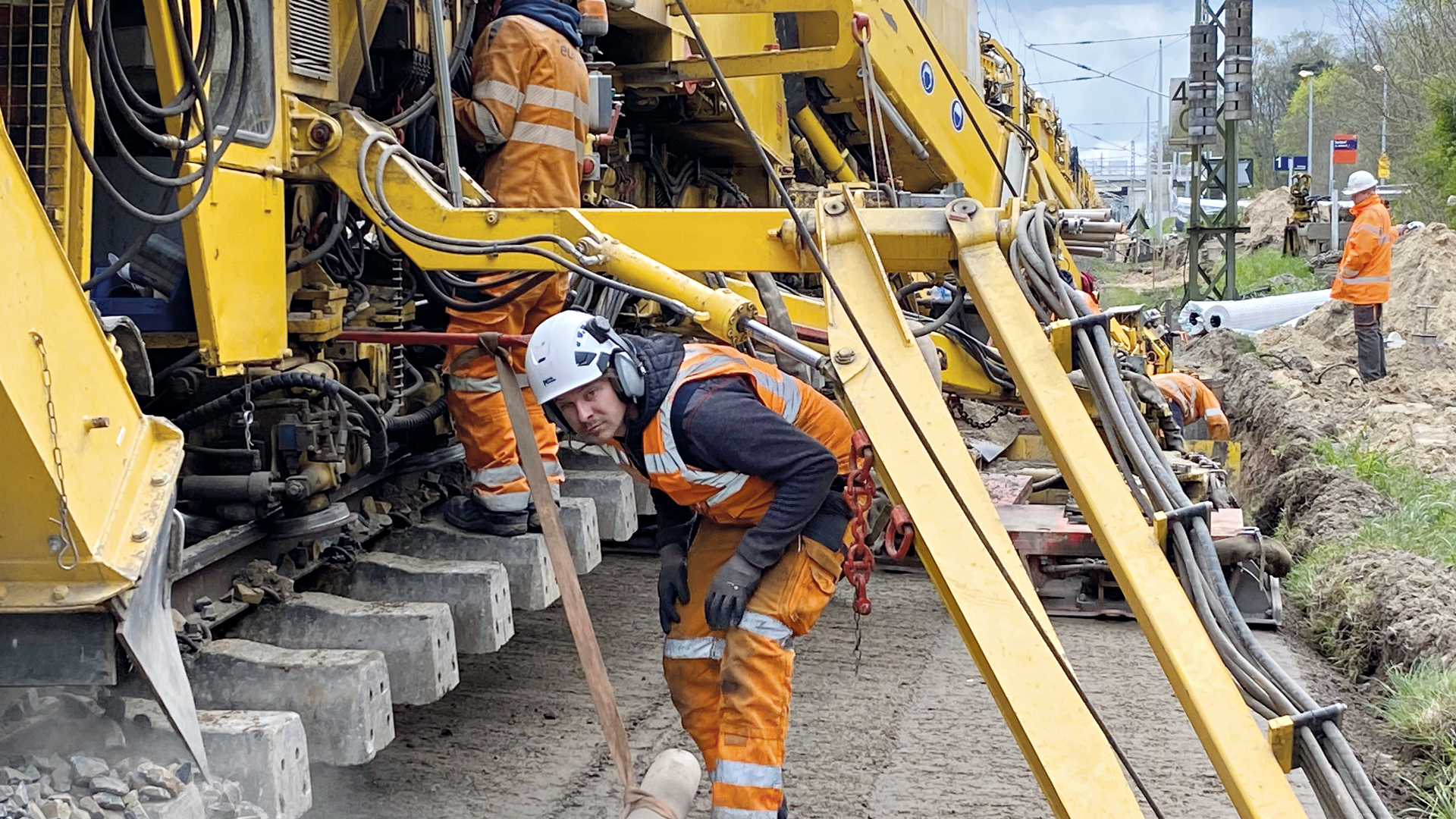 Gleisbaumaschinen im Einsatz: Arbeit im 24-Stunden-Takt - DVZ