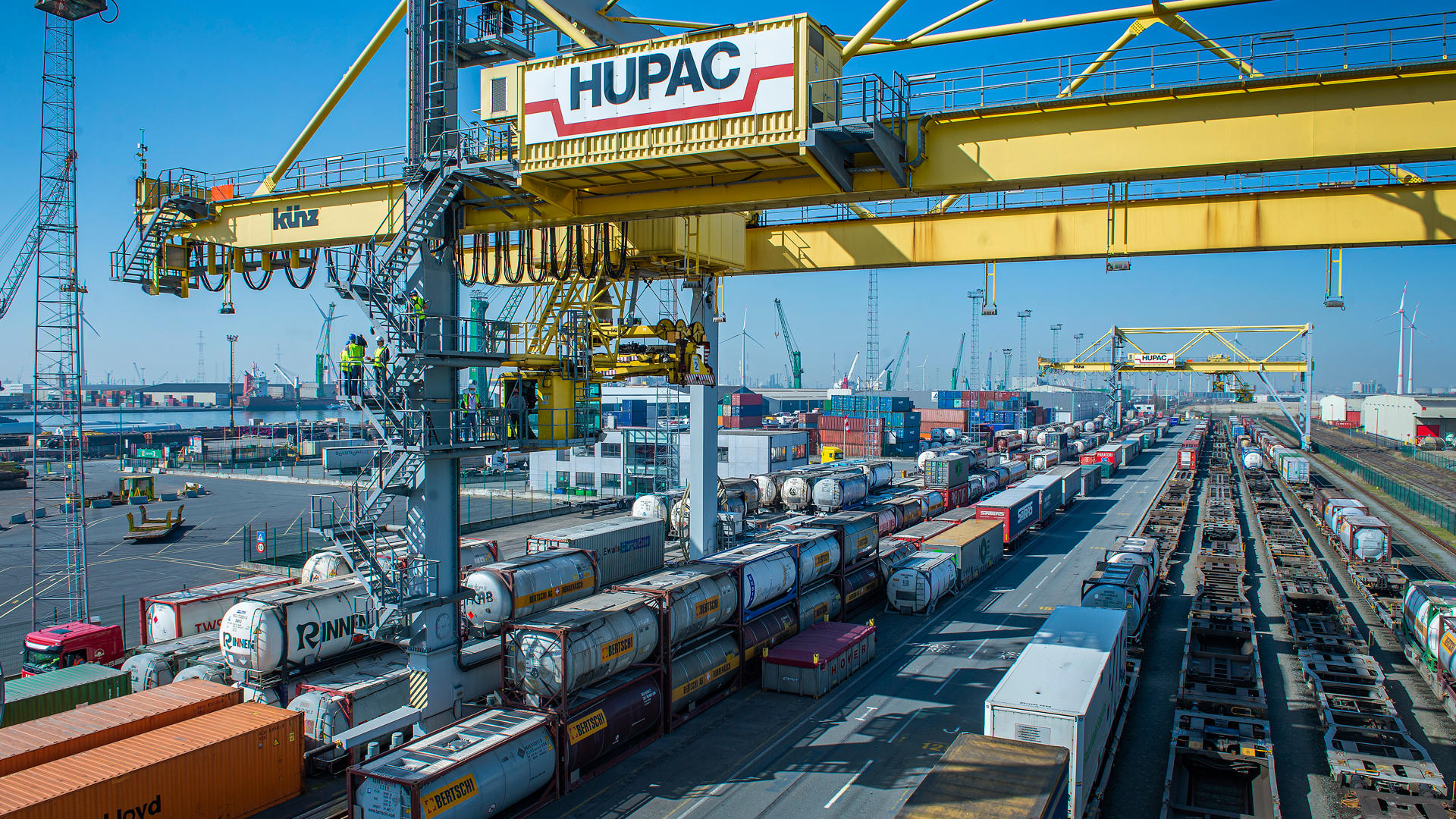 Baustellen bremsen Hupac aus - DVZ