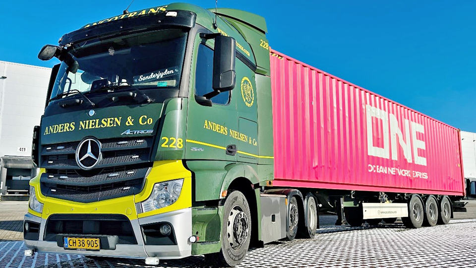 One und Ancotrans arbeiten eng im nachhaltigen Containertrucking ...