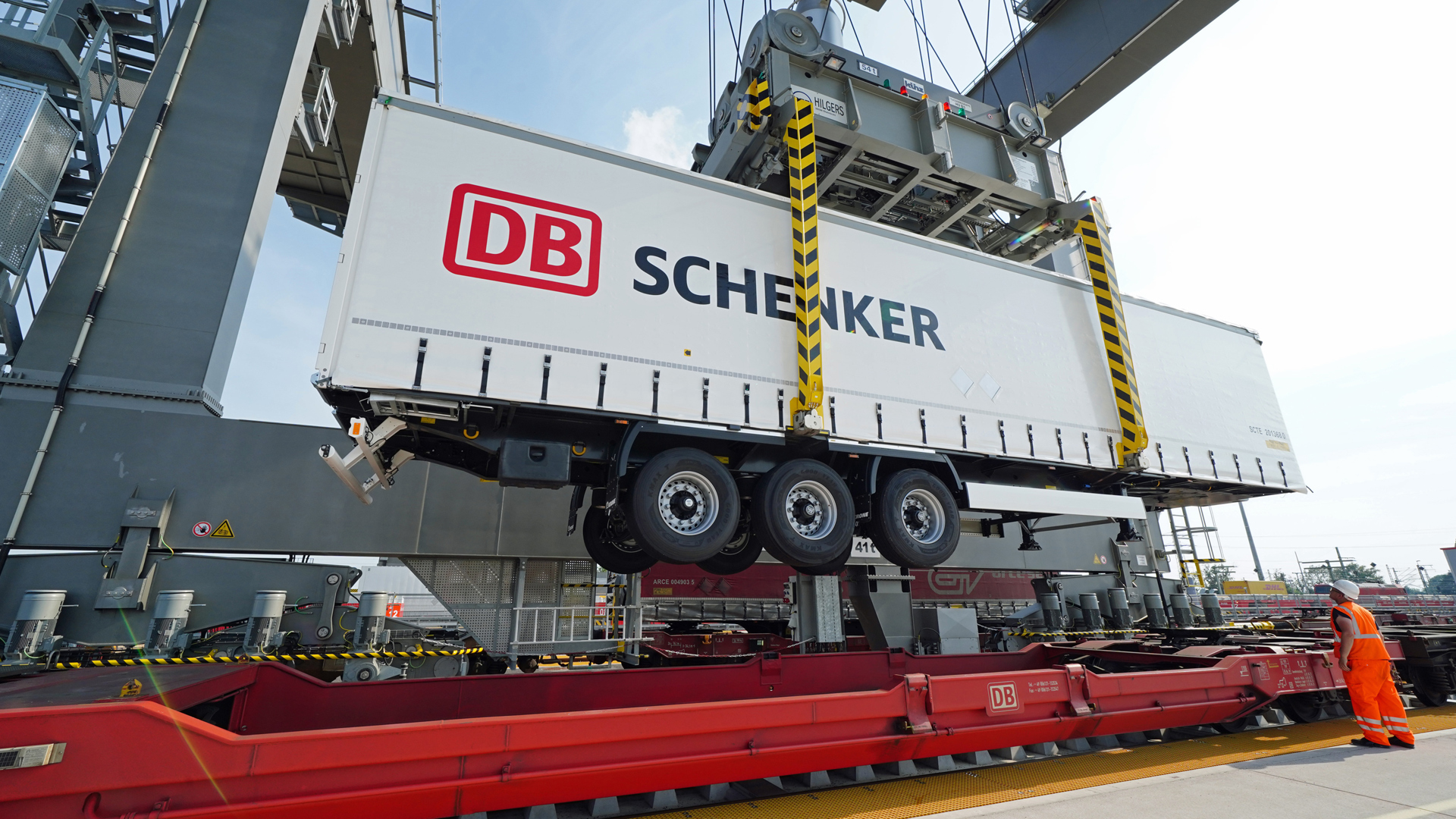 DB Cargo leidet – DB Schenker strahlt - DVZ