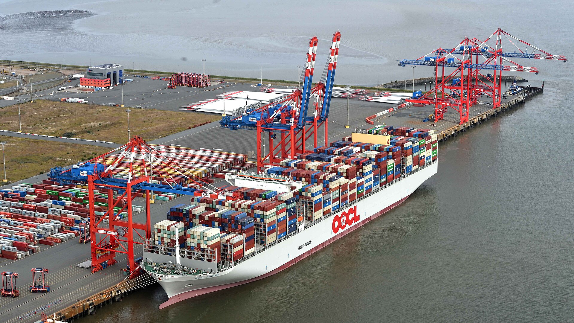 Jade-Weser-Port weiht ferngesteuerte Containerbrücken ein - DVZ