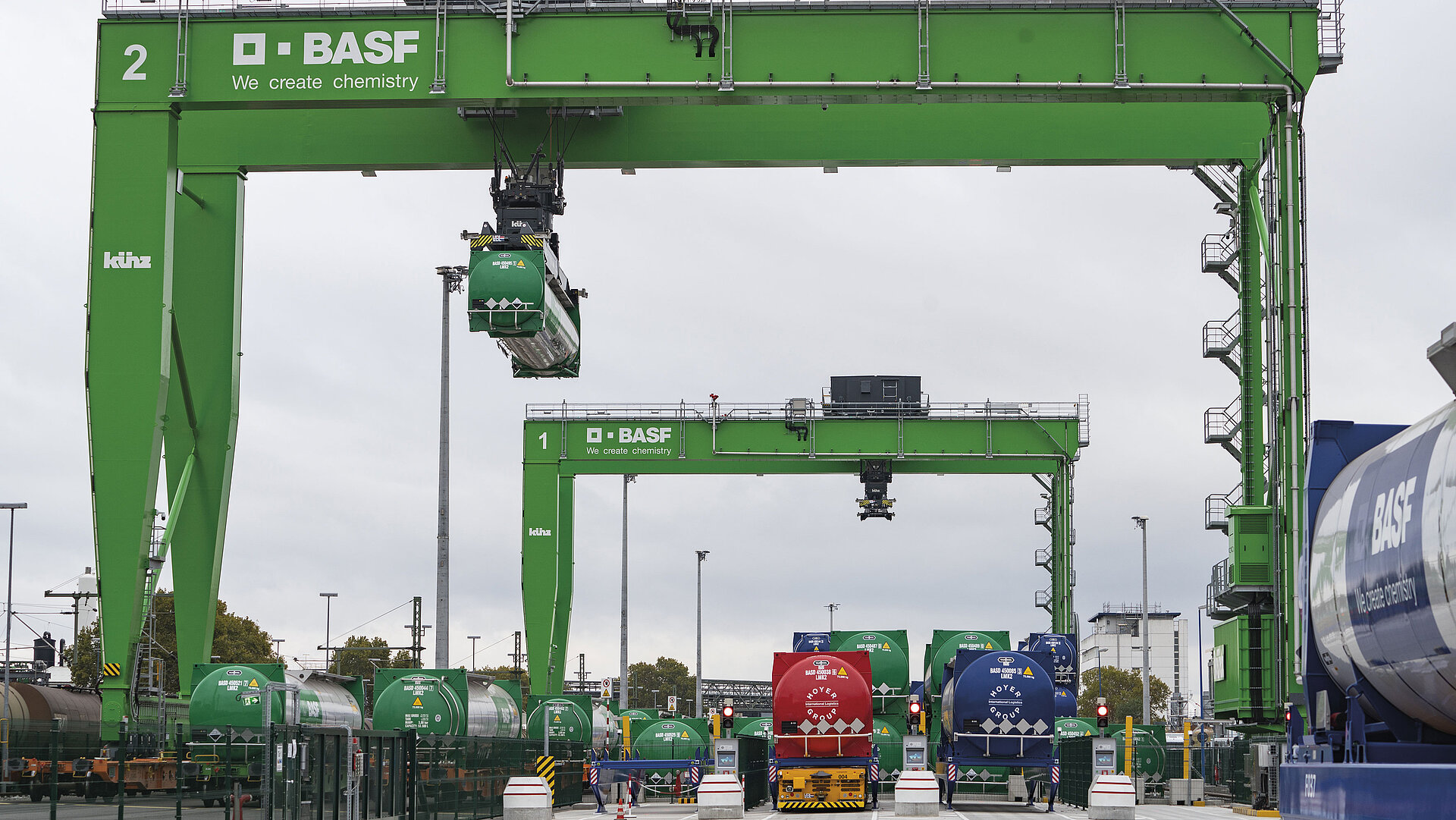 BASF eröffnet vollautomatisches Tankcontainerlager - DVZ