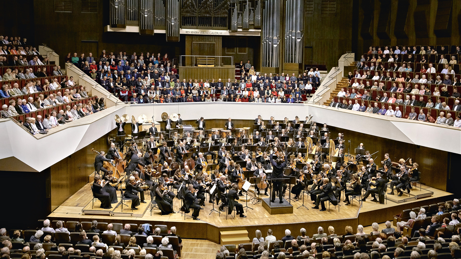 Mit Pauken und Trompeten, ein Orchester reist um die Welt - DVZ