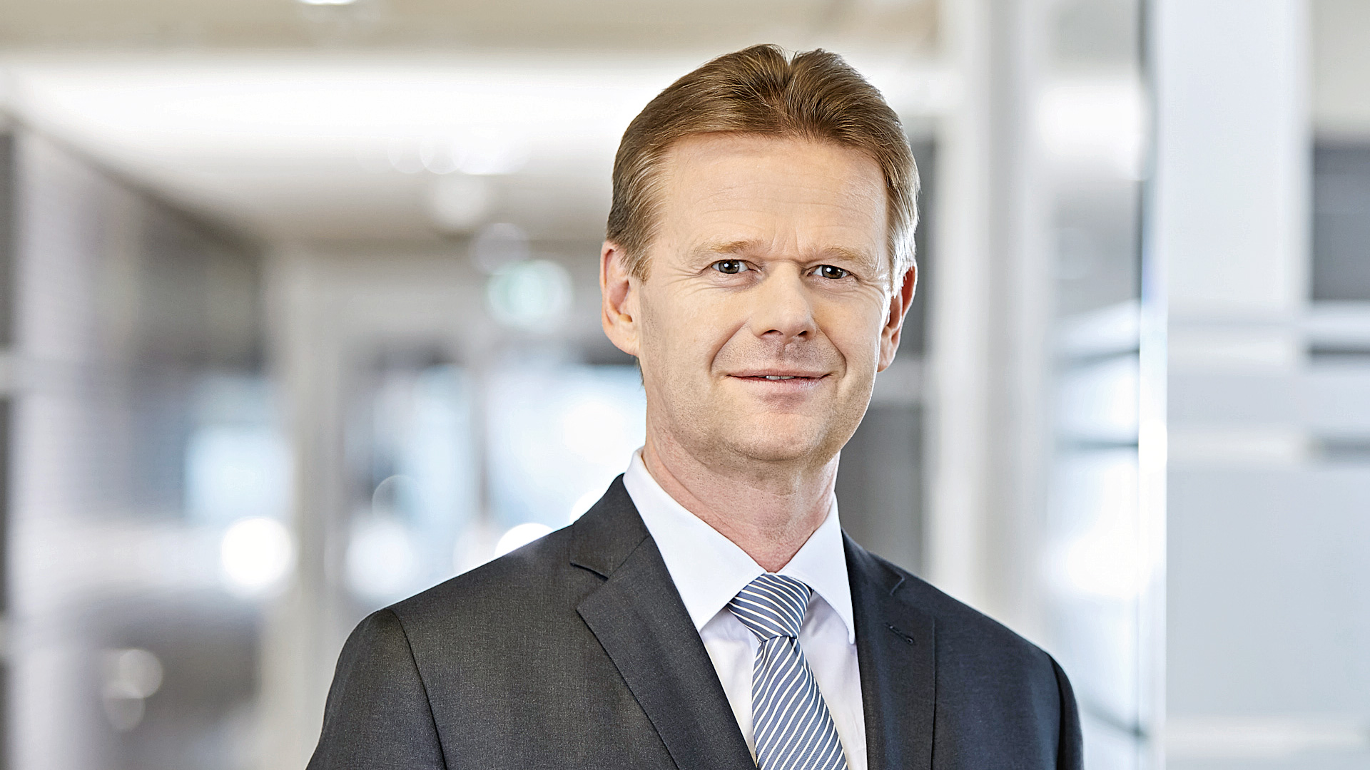 Peter Gerber: Wie sich der CO2-Ausstoß in der Luftfahrt senken lässt - DVZ