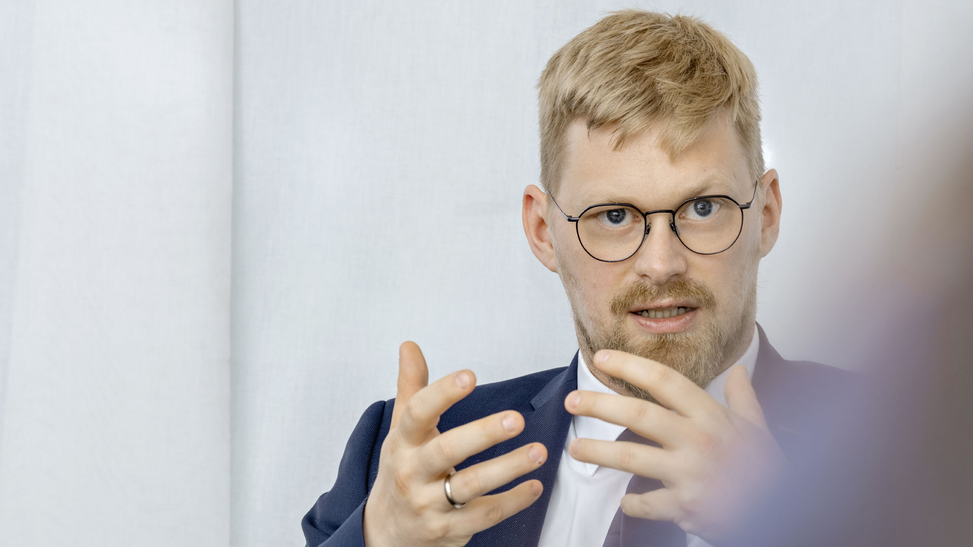 Felix Wenzel: "Wir streicheln jeden Container aufs Schiff" - DVZ